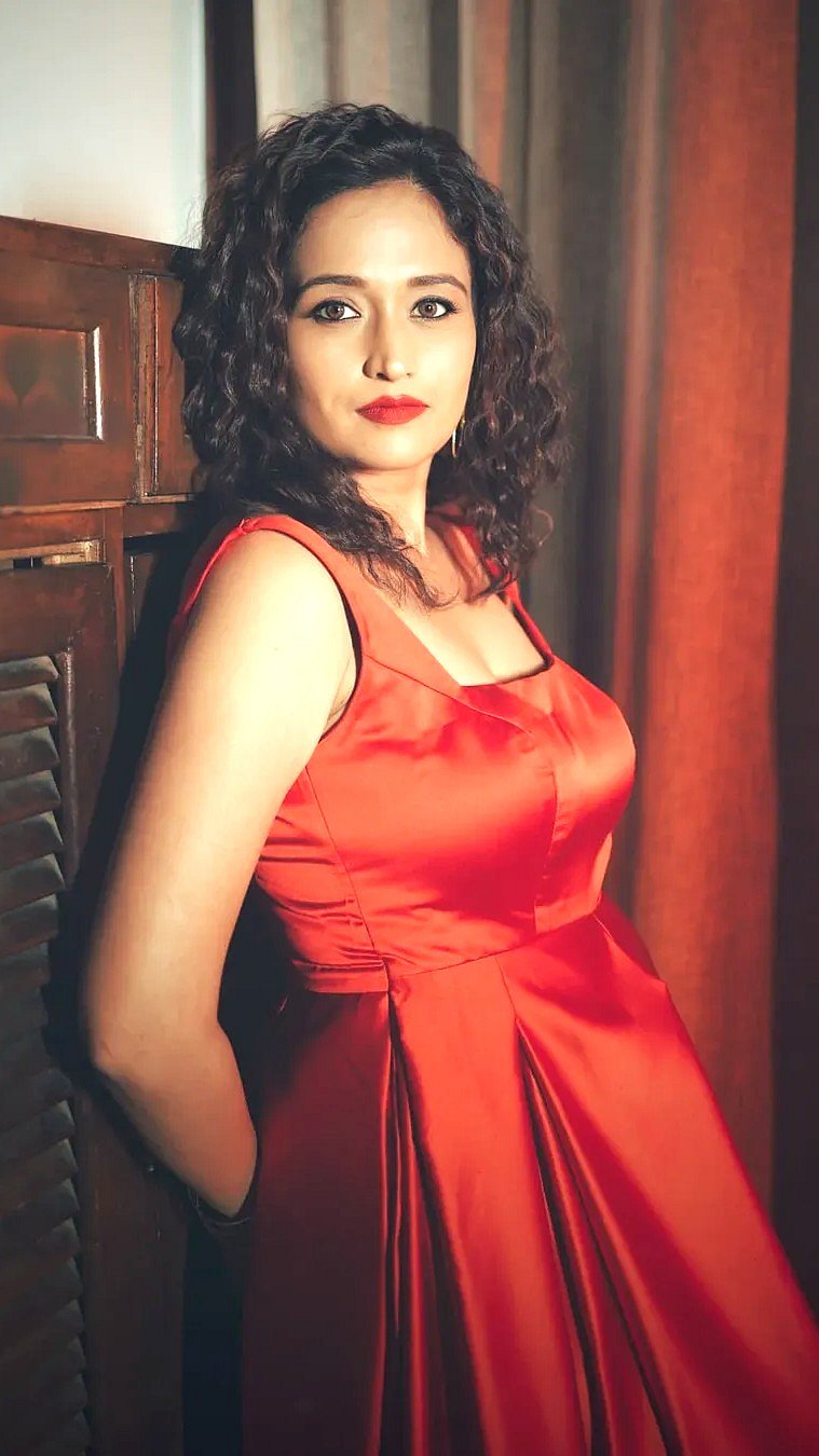 Bhaktee Desai : 'असते साधी पण दिसते लयभारी' घरोघरी मातीच्या चुली फेम शर्वरी रेड वनपीसमध्ये हॉट