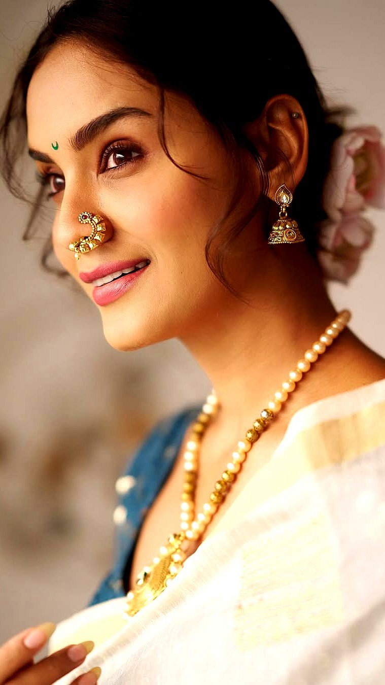 Disha Pardeshi | 'मन नाजुकशी मोतीमाळ तुझ्या नाजुकश्या गळ्यात..' साडीत ...