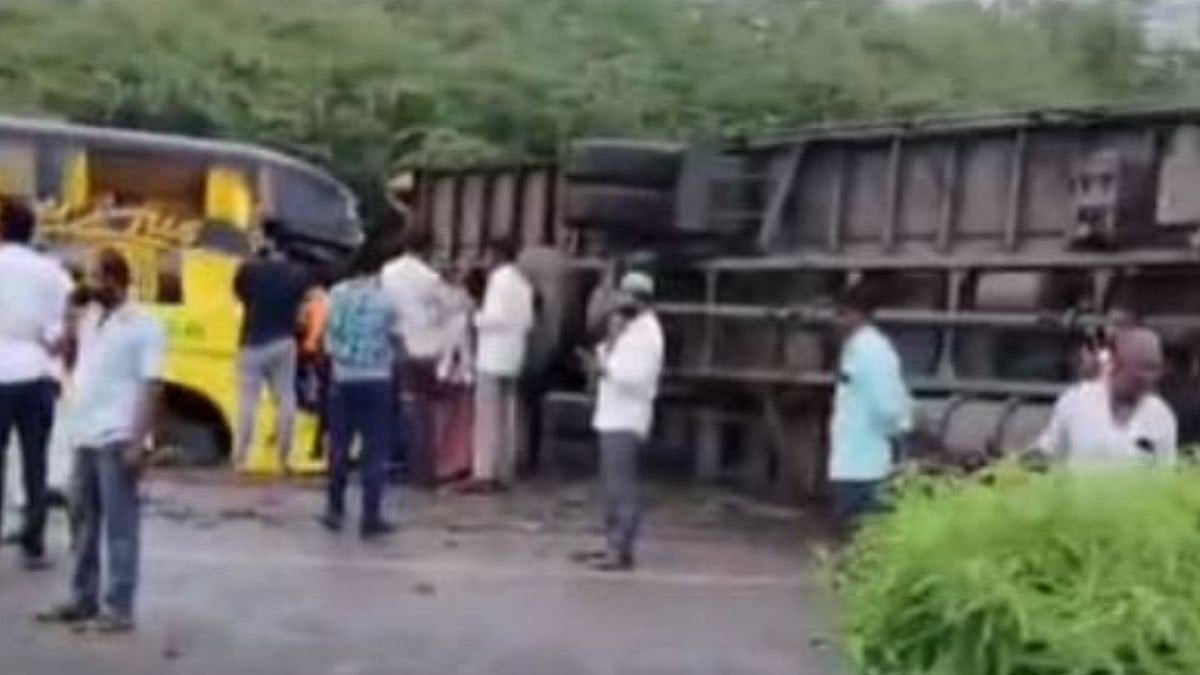 Bus-Car Accident : बस-कारची भीषण धडक, ६ जण ठार, एकाच कुटुंबातील चौघांचा ...