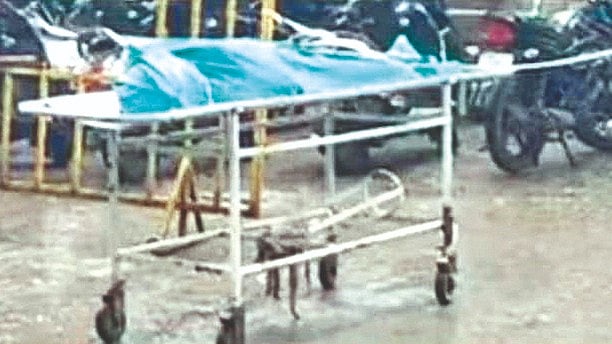 Kolhapur CPR hospital | ‘सीपीआर’च्या आवारात मृतदेह मुसळधार पावसात तासभर ...