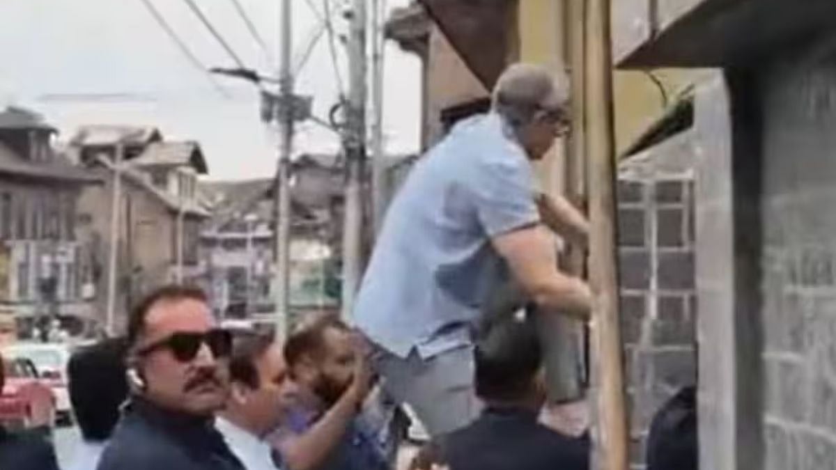 Omar Abdullah climbs wall | नजरकैदेत असलेले मुख्यमंत्री ओमर अब्दुल्ला ...