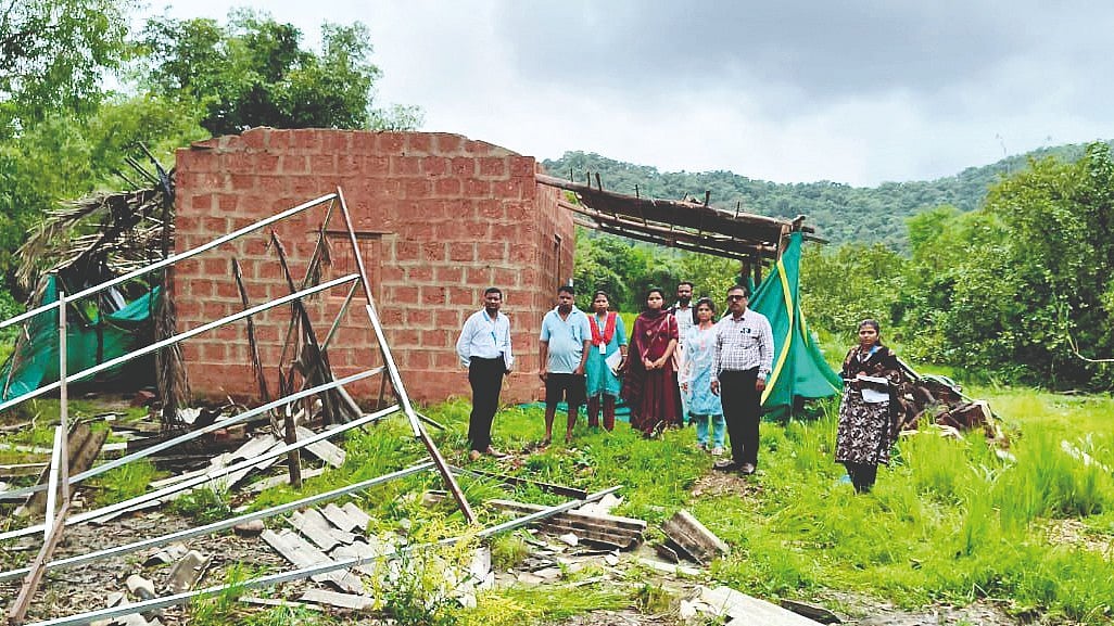 Cyclone Damage | निवजे गावाला चक्रीवादळाचा तडाखा