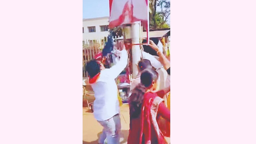 Belgaum News : महिलांच्या आडून मराठी फलक लक्ष्य