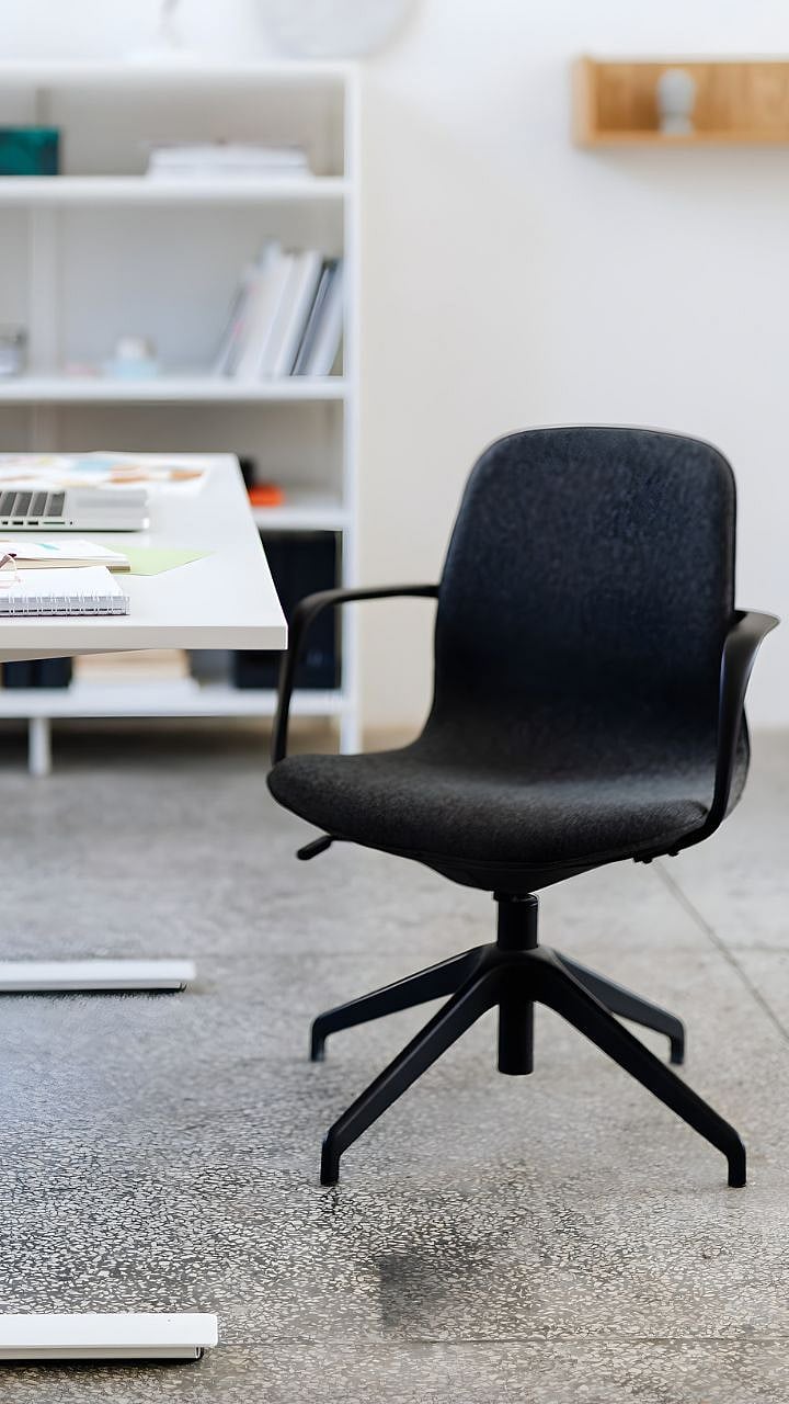 Sitting posture : पाठ-मानदुखीपासून सुटका हवी? बसण्याची पद्धत बदला