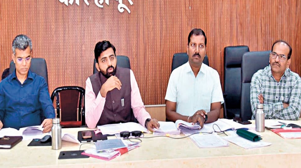 District Collector Amol Yedge | उमेदवारांच्या सोयीसाठी ‘एक खिडकी’ पद्धत ...