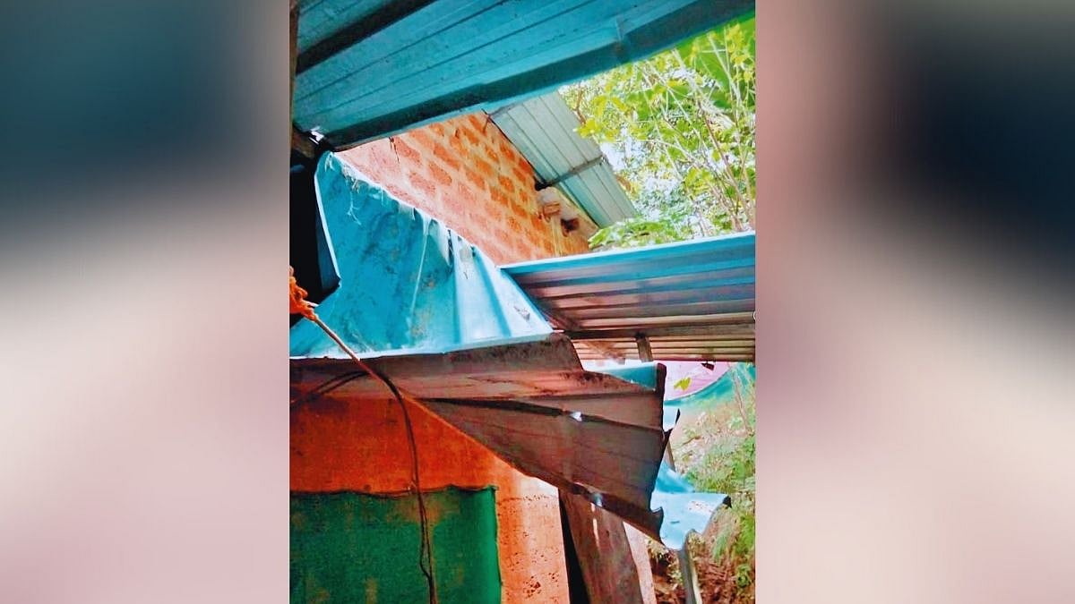 Ratnagiri News : चिपळुणात घरावर दगड कोसळले