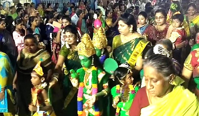 மதுரை சித்திரை திருவிழா: தங்கக்குதிரையில் வீதியுலா வந்த மீனாட்சி ...