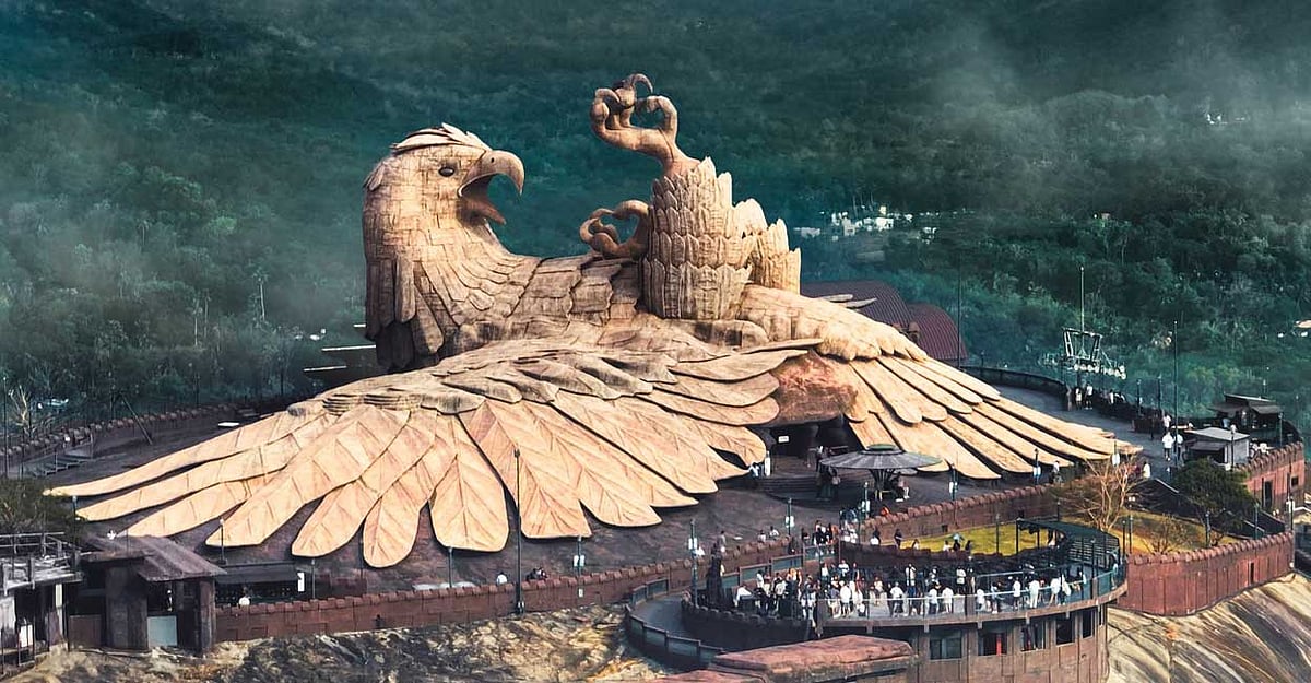 Jatayupara world largest bird sculpture - உலகின் மிகப்பெரிய பறவை சிற்பம்