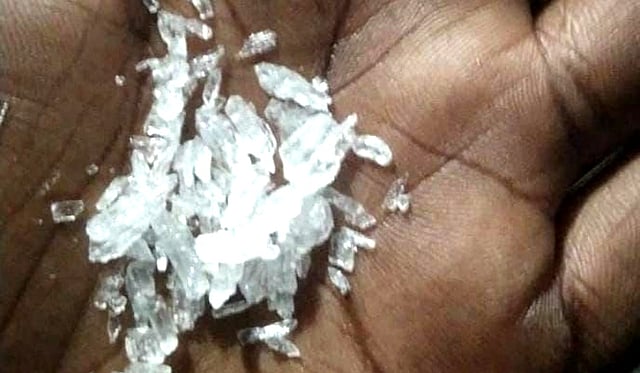 வீட்டில் பதுக்கி வைத்திருந்த ஐஸ் போதைப் பொருள் பறிமுதல் - 4 பேர் கைது ...