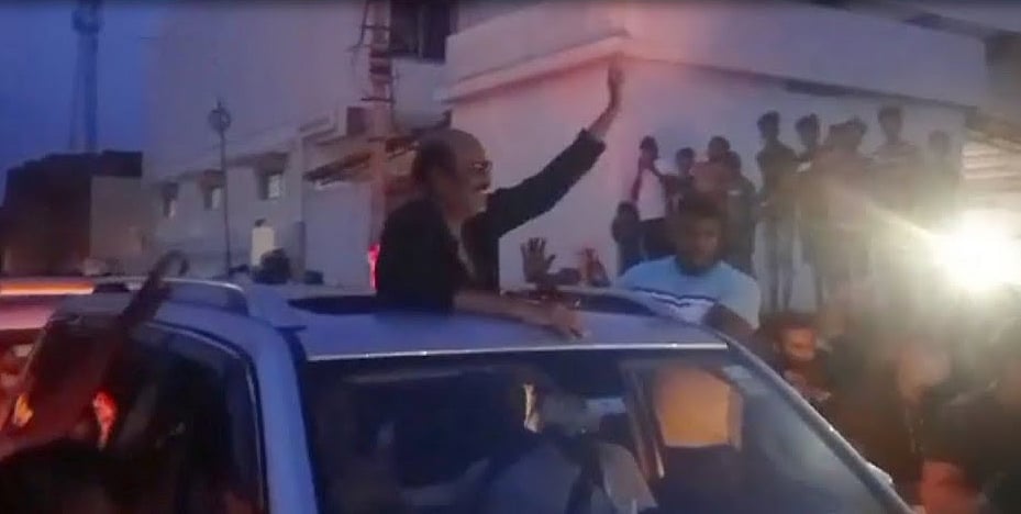 காலை முதல் சாலையில் காத்திருந்த ரசிகர்கள்.. நடிகர் ரஜினிகாந்த் செய்த ...