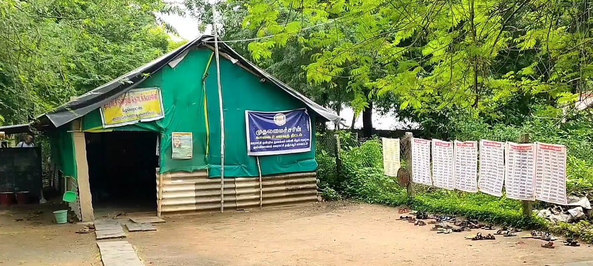 இது பள்ளிக்கூடமா? தகரக் கொட்டகையில் தார்ப் பாய் போட்டு இயங்கும் அரசுப் ...