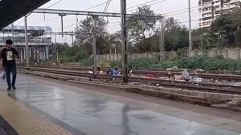 Video Of People Cooking Food On Train Tracks Goes Viral / மும்பை ...