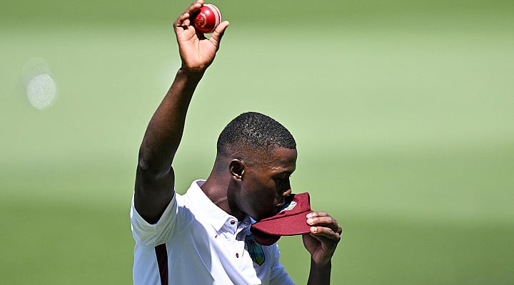 முதல் டெஸ்ட் போட்டியிலேயே வரலாறு படைத்த வெஸ்ட் இண்டீஸ் வீரர் ஷமர் ...