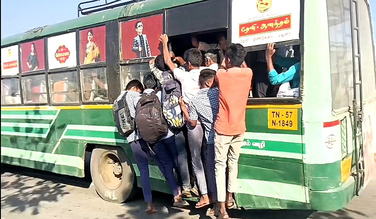 பள்ளி நேரத்தில் பஸ் இல்லாததால் படியில் தொங்கியவாறு பயணம் செய்யும் ...