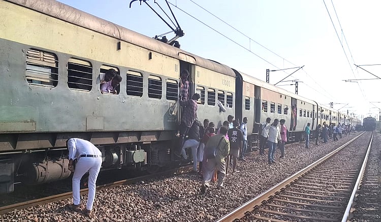 ரயில் பெட்டியில் கிளம்பிய புகை!அலறியடித்து ஓடிய பயணிகள்; நடந்தது என்ன? | Smoke from train coach ...