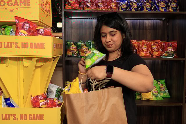 LAY'S UNVEILS LIMITED-EDITION CELEBRATORY PACKS TO HONOR MS DHONI ...