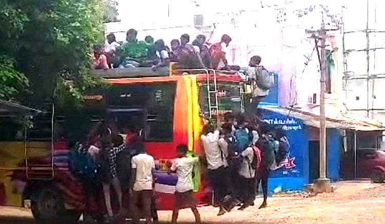 திருச்சி பஸ் வசதி இல்லாததால் ஆபத்தான முறையில் பயணம் செய்யும் மாணவர்கள் ...
