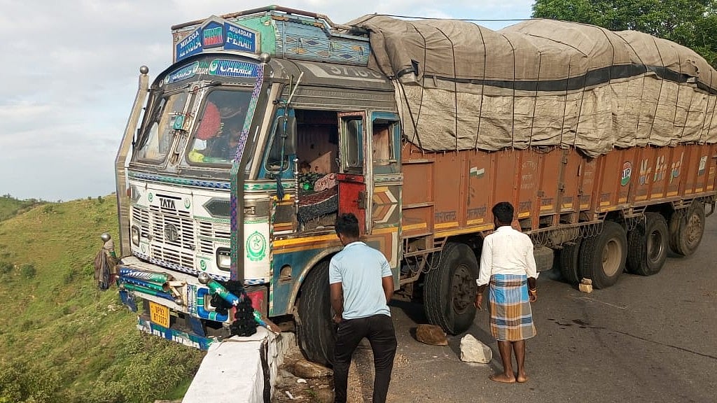 வாணியம்பாடி: மலைச்சாலை தடுப்பு சுவரில் மோதி அந்தரத்தில் தொங்கிய லாரி ...