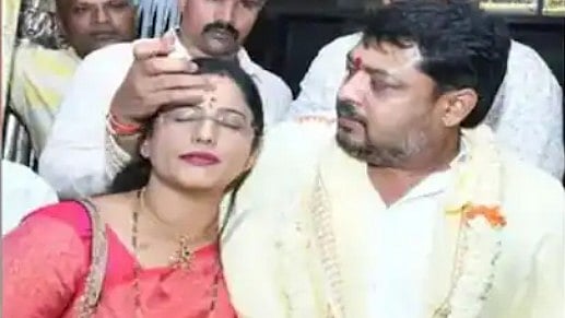 பெண் அதிகாரி நெற்றியில் குங்குமம் வைத்த காங். எம்.பி; கர்நாடகாவில் வெடித்த சர்ச்சை | karnataka ...