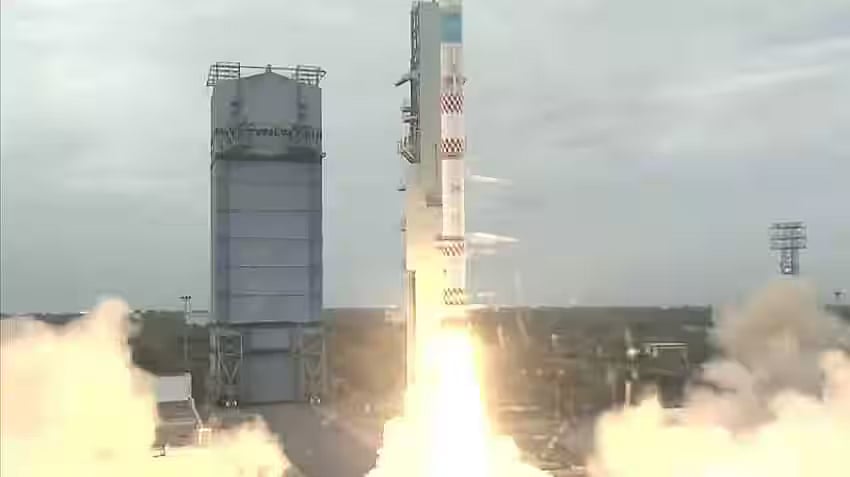 விண்ணில் சீறி பாய்ந்தது ராக்கெட் எஸ்எஸ்எல்வி டி3 / ISRO launches sslv ...