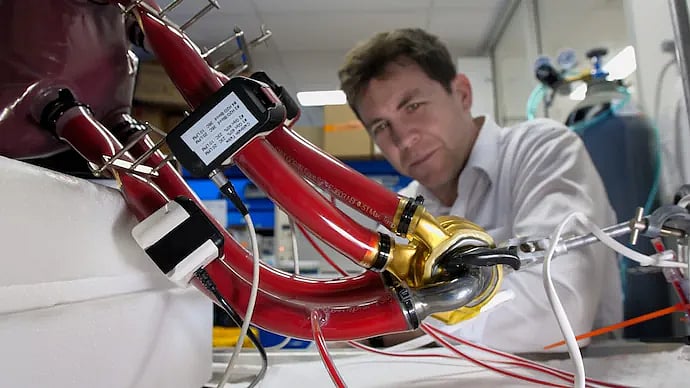 டைட்டானியம் இதயத்தால் உதவியால் உயிர்வாழும் உலகின் முதல் நபர்/worlds ...