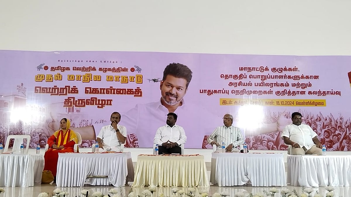 பெற்றோரை தவிர யார் காலிலும் விழக்கூடாது - தொண்டர்களுக்கு தவெக ...