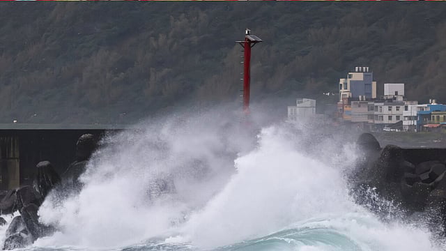 தைவானை தாக்கிய மிகப்பெரிய புயல்/Kong rey among biggest cyclone to hit ...