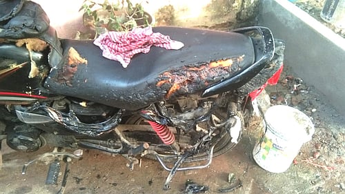 சென்னை: வீட்டை காலி செய்வதில் ஏற்பட்ட தகராறு - 5 இருசக்கர வாகனங்களை தீ ...