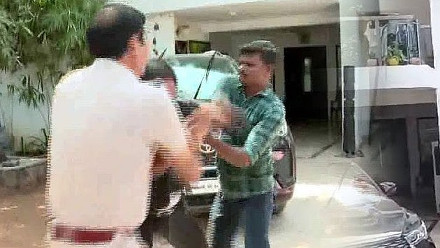 சீமான் வீட்டில் கைது செய்யப்பட்ட இருவருக்கும் ஜாமீன் வழங்கிய நீதிமன்றம் ...