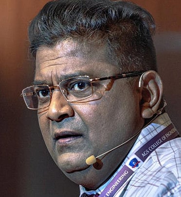 analysis of mayilvaganam character in dragon movie