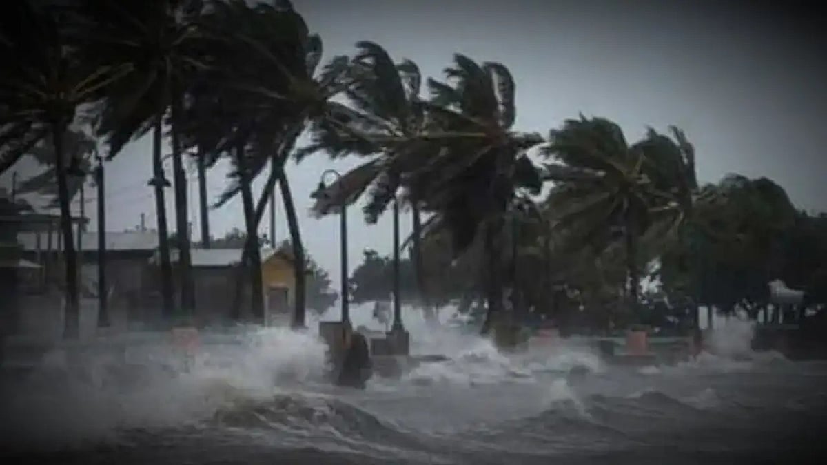 Cyclone Montha Crosses Coast with Winds Gusting at 110 km/h