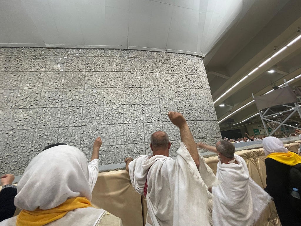 حج کے آخری مرحلے میں حجاج کی منیٰ میں جمرہ عقبہ کے مقام پر رمی جمرات کے ...