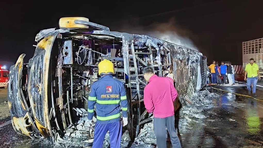 Maharashtra Bus fire: Maharashtra Bus fire: टायर फटा, पलटने के बाद बस ...