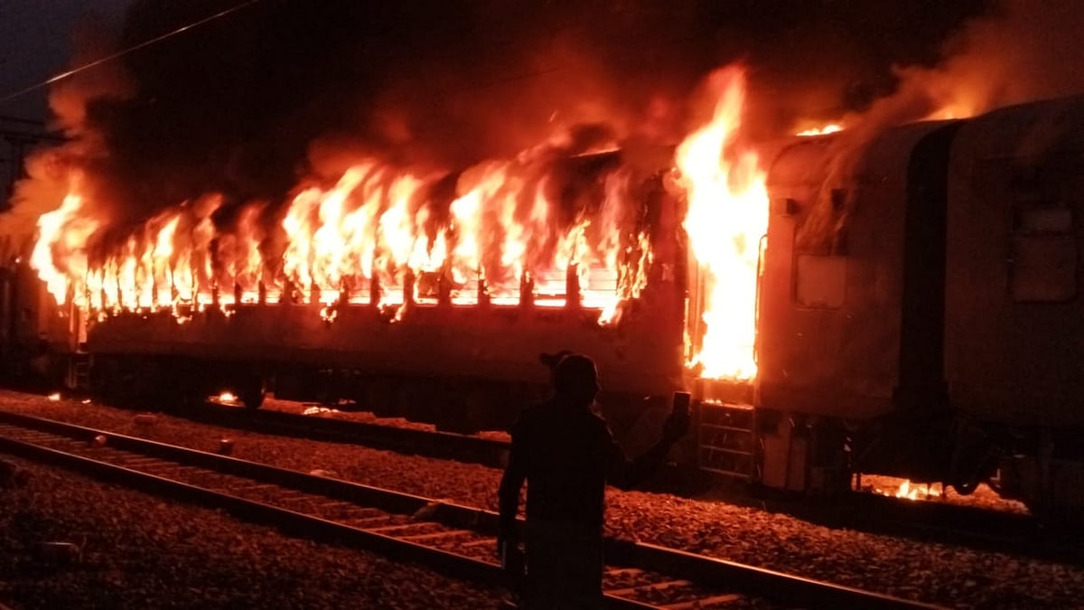 Etawah Train Fire: नई दिल्ली-दरभंगा एक्सप्रेस में लगी भीषण आग, दो ...