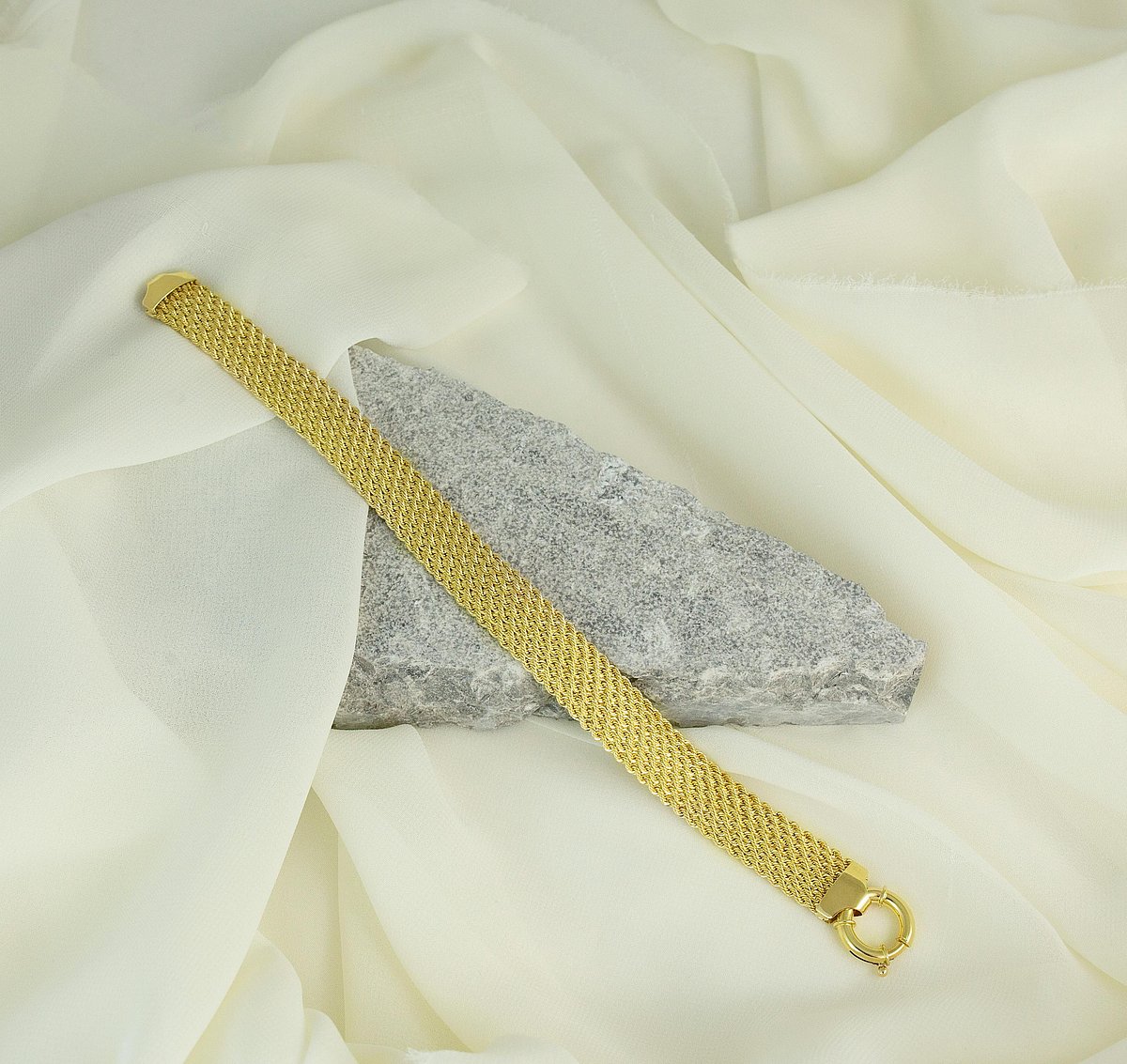 Unique Gold Bracelet Designs to Express Your Love