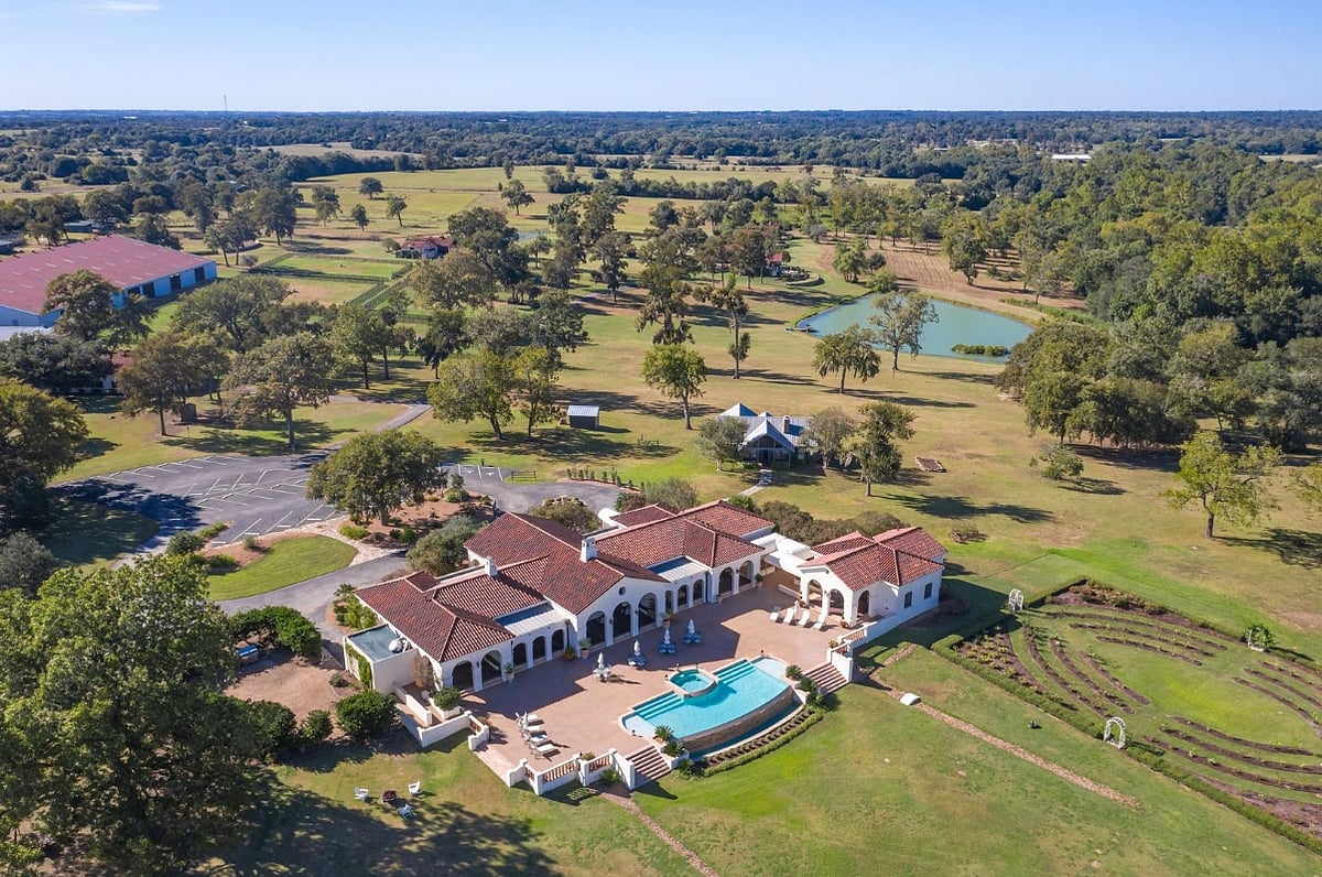 Drake Buys Luxurious $15 Million Texas Ranch