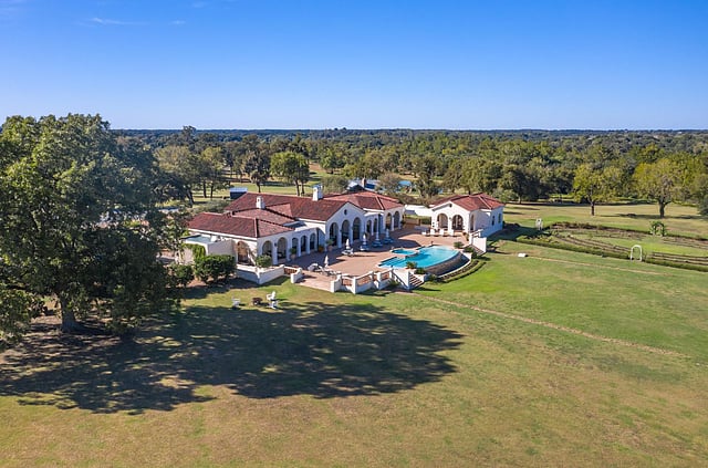 Drake Buys Luxurious $15 Million Texas Ranch