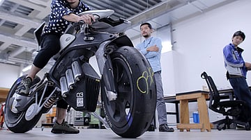 Jin-Ki Kanno, Yamaha's Motoriod AI Robot Self-Balancing Motorcycle Concept