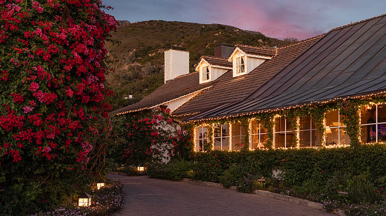 Explore Luxury: Top 16 Holiday Destinations for 2025 Festive Getaways