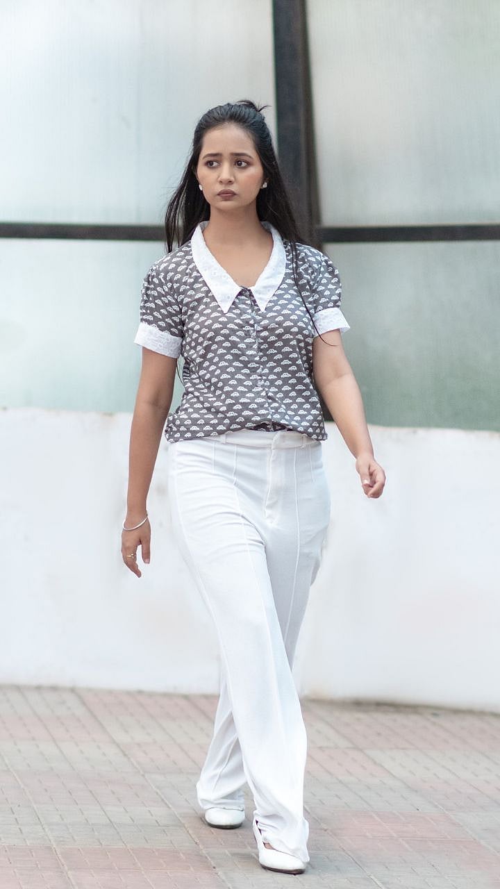 Gauri Kulkarni 90's Style Look: नादखुळा स्टाईल; गौरीच्या फोटोंनी लावलं ...
