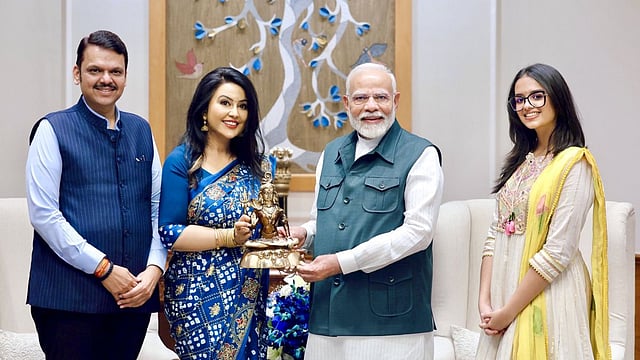 उपमुख्यमंत्री देवेंद्र फडणवीस यांनी सहकुटुंब घेतली PM मोदींची भेट; पाहा ...