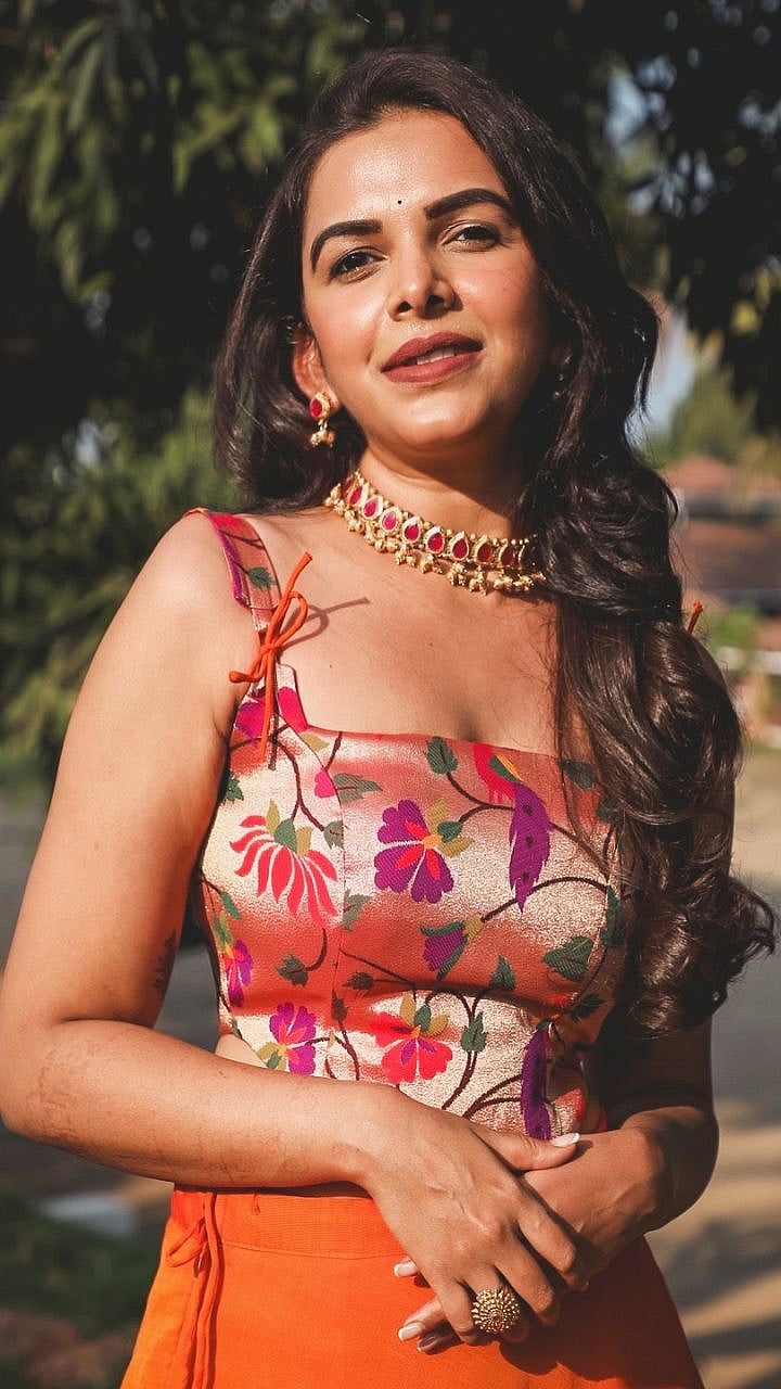Mitali Mayekar: पैठणी साडीच्या ड्रेसमध्ये मितालीचा पारंपारिक साज ...