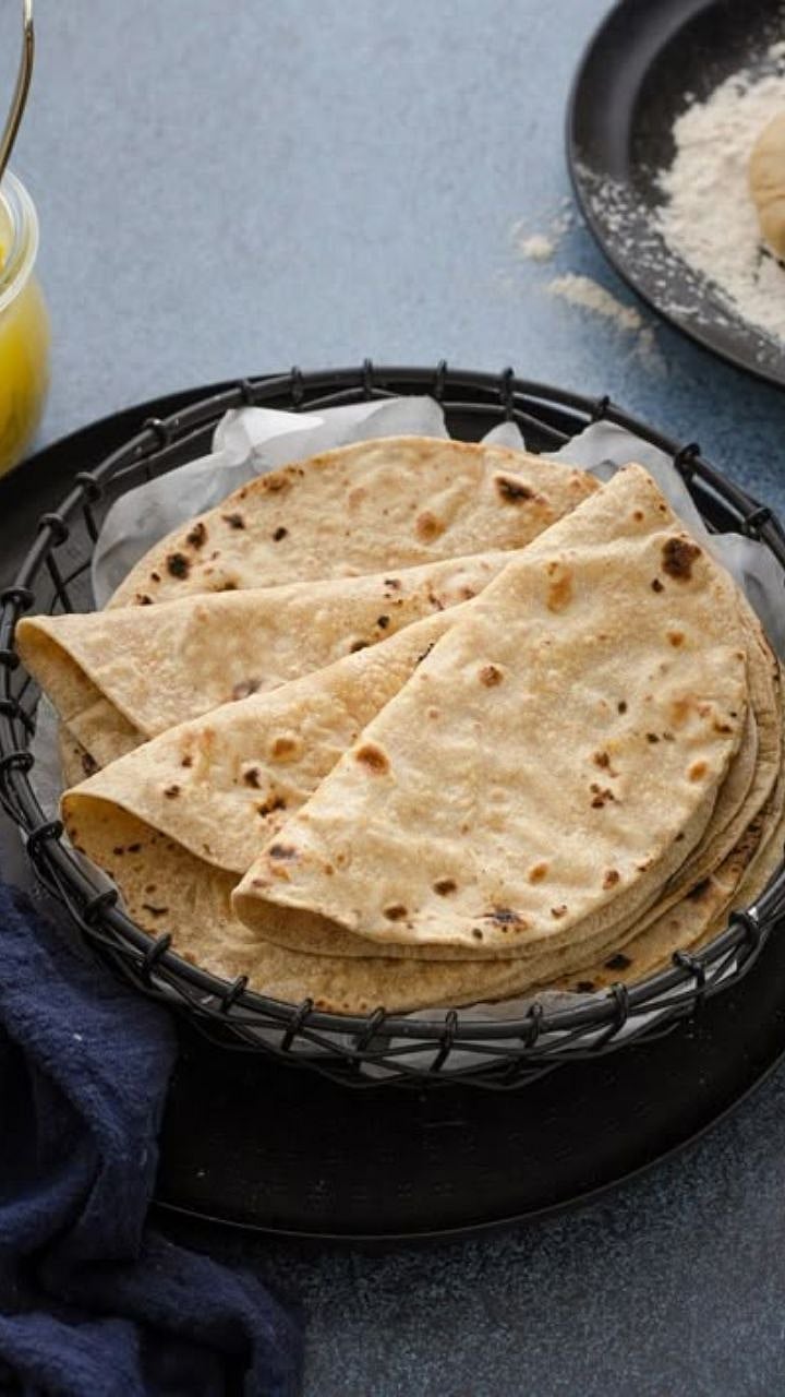 Soft Chapati Tips: चपाती लगेचच कडक होतेय? कणीक मळताना वापरा ही भन्नाट ...