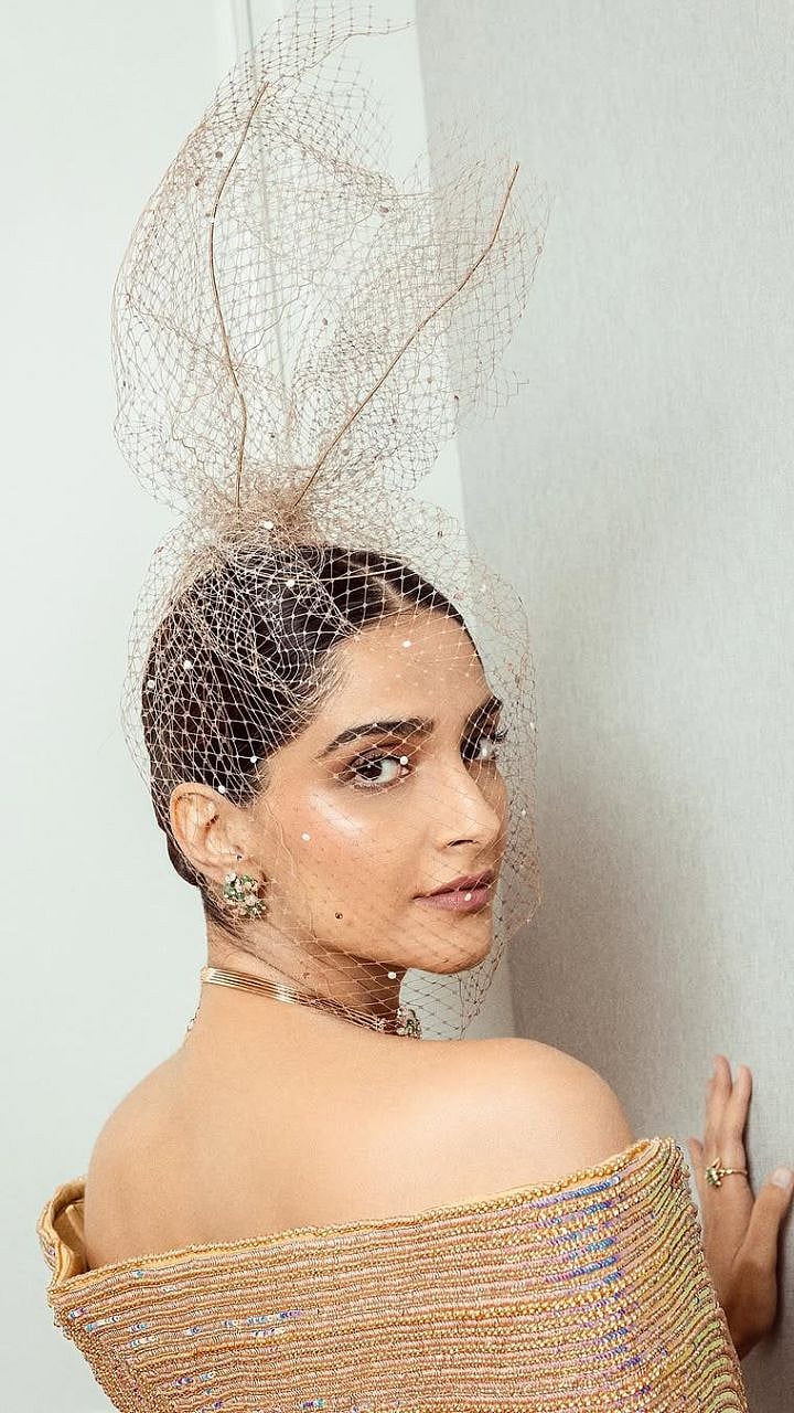 Sonam Kapoor: गोल्डन गाऊन आणि चेहऱ्यावर ग्लॅमरस...; सोनम कपूरचा अमेरिकन ...