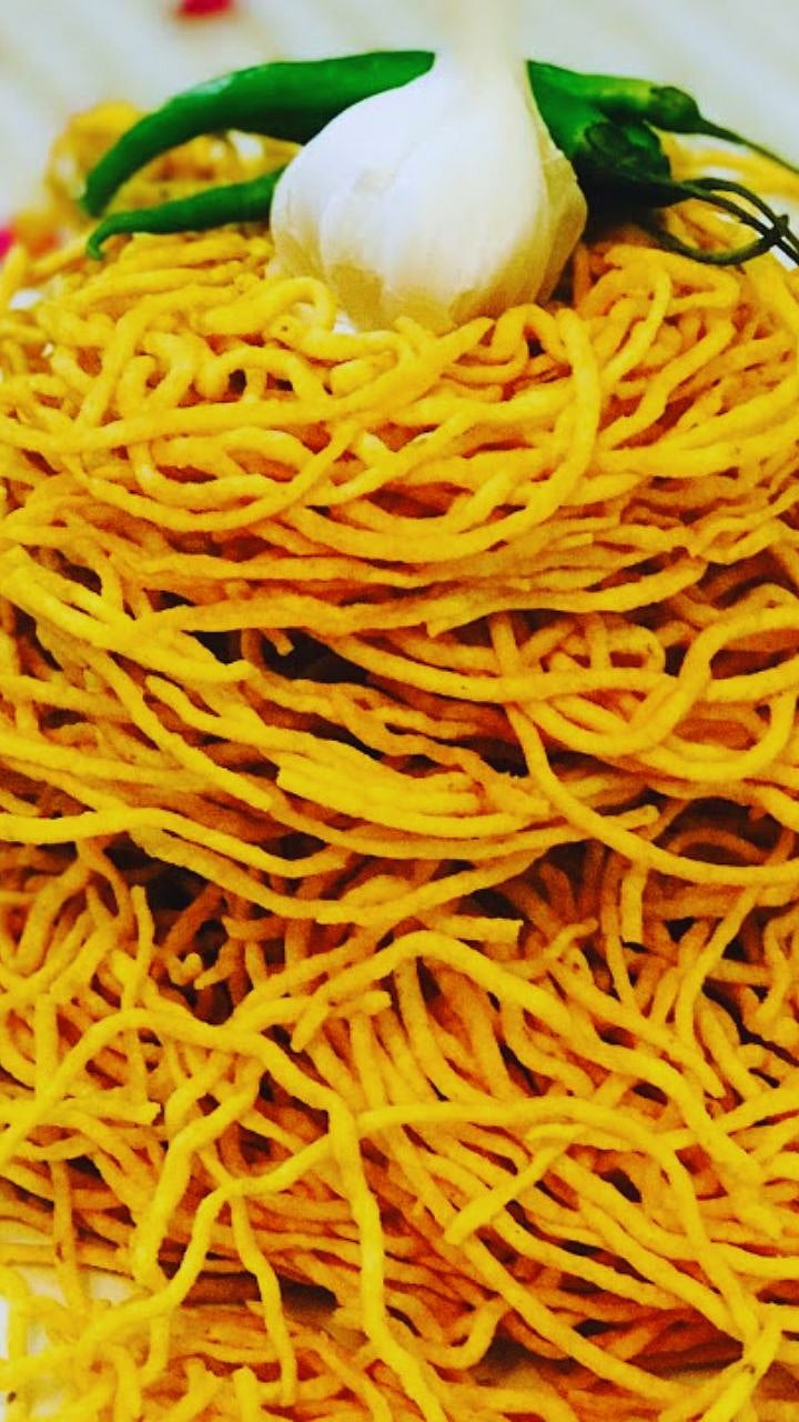 Lasun Sev Recipe : घरीच बनवा झणझणीत-कुरकुरीत लसूण शेव, दिवाळीच्या ...
