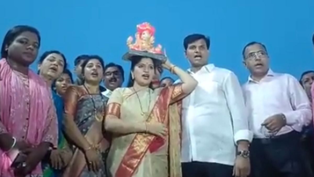 Navneet Rana Video | खासदार नवनीत राणांनी बाप्पाच्या मुर्तीसोबत काय ...