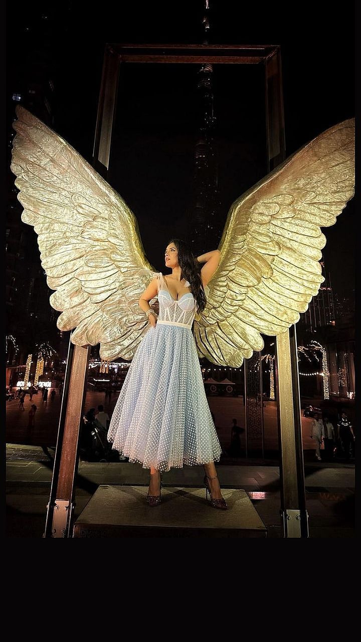 Neha Mallik| "पंछी बनूँ उड़ती फिरूँ मस्त गगन में..." नेहा मालिकचा ...