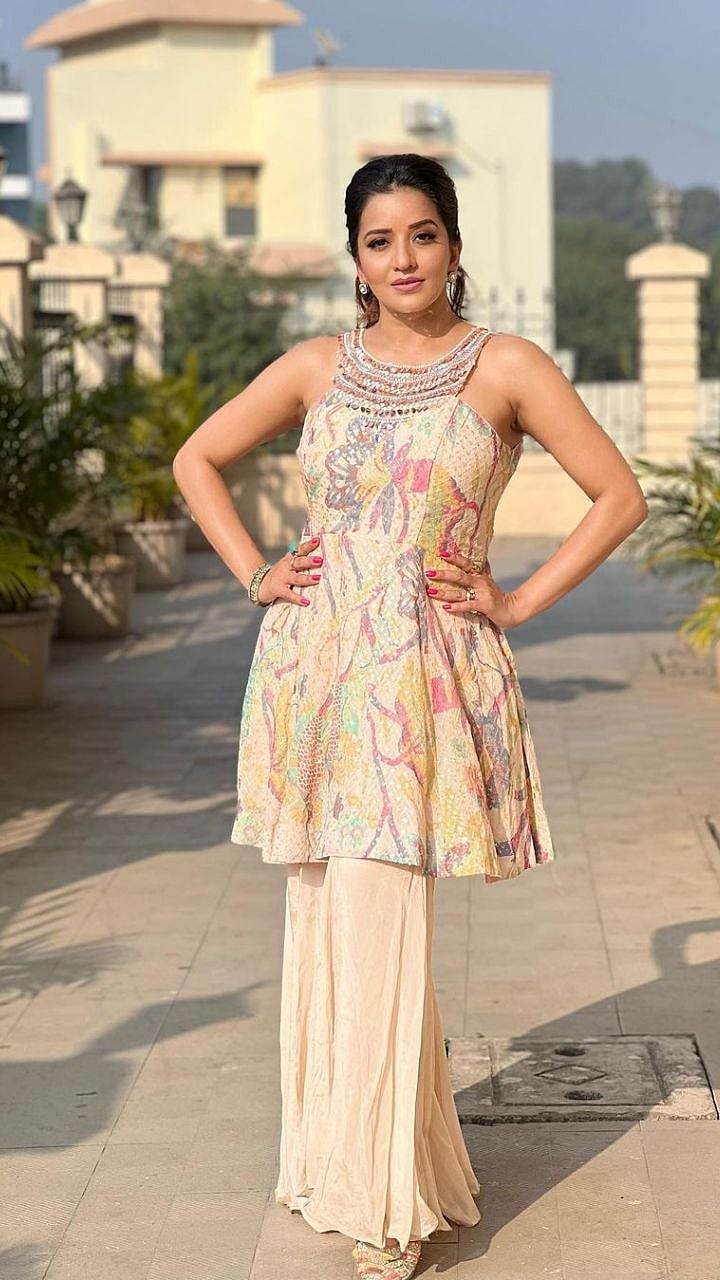 रूप सुहाना लगता है, मोनालिसा सिंपल लूकने वेधले लक्ष |Monalisa