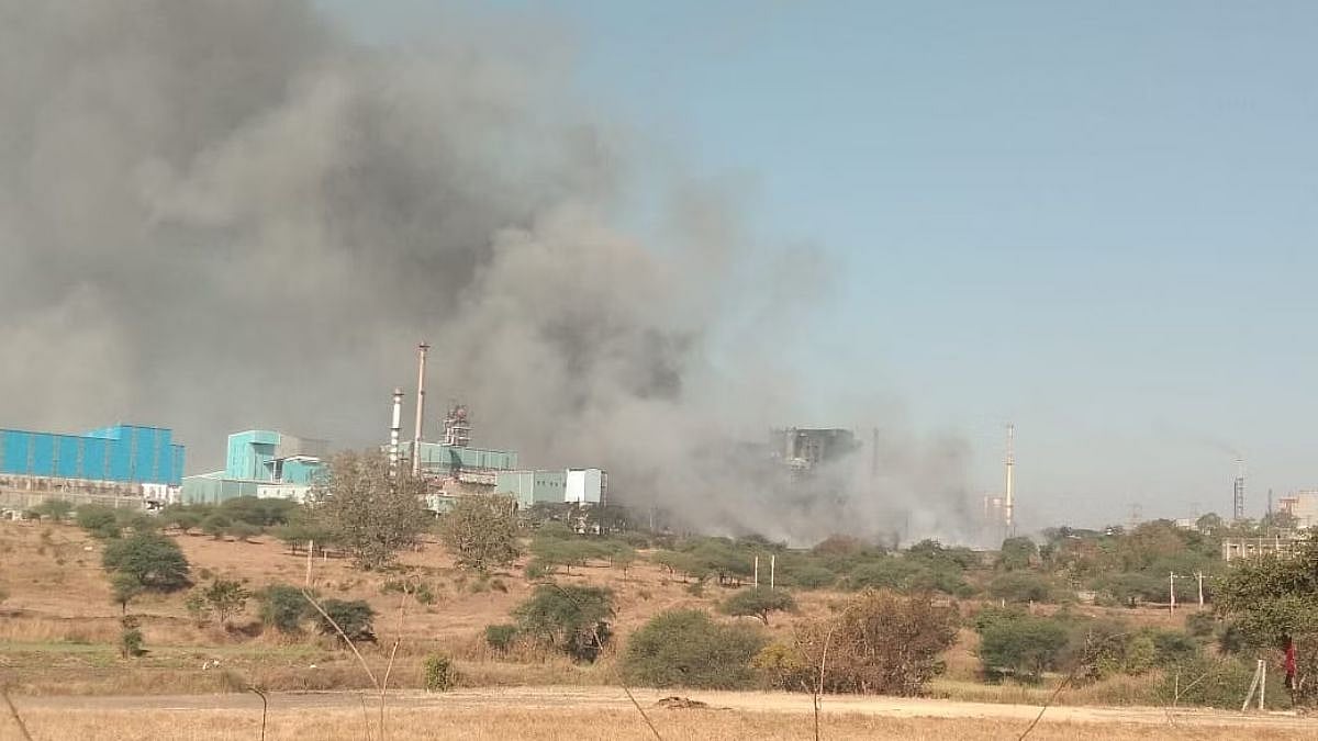 jindal factory fire | जिंदाल कंपनीला लागलेली आग ३२ तासांनतरही कायम