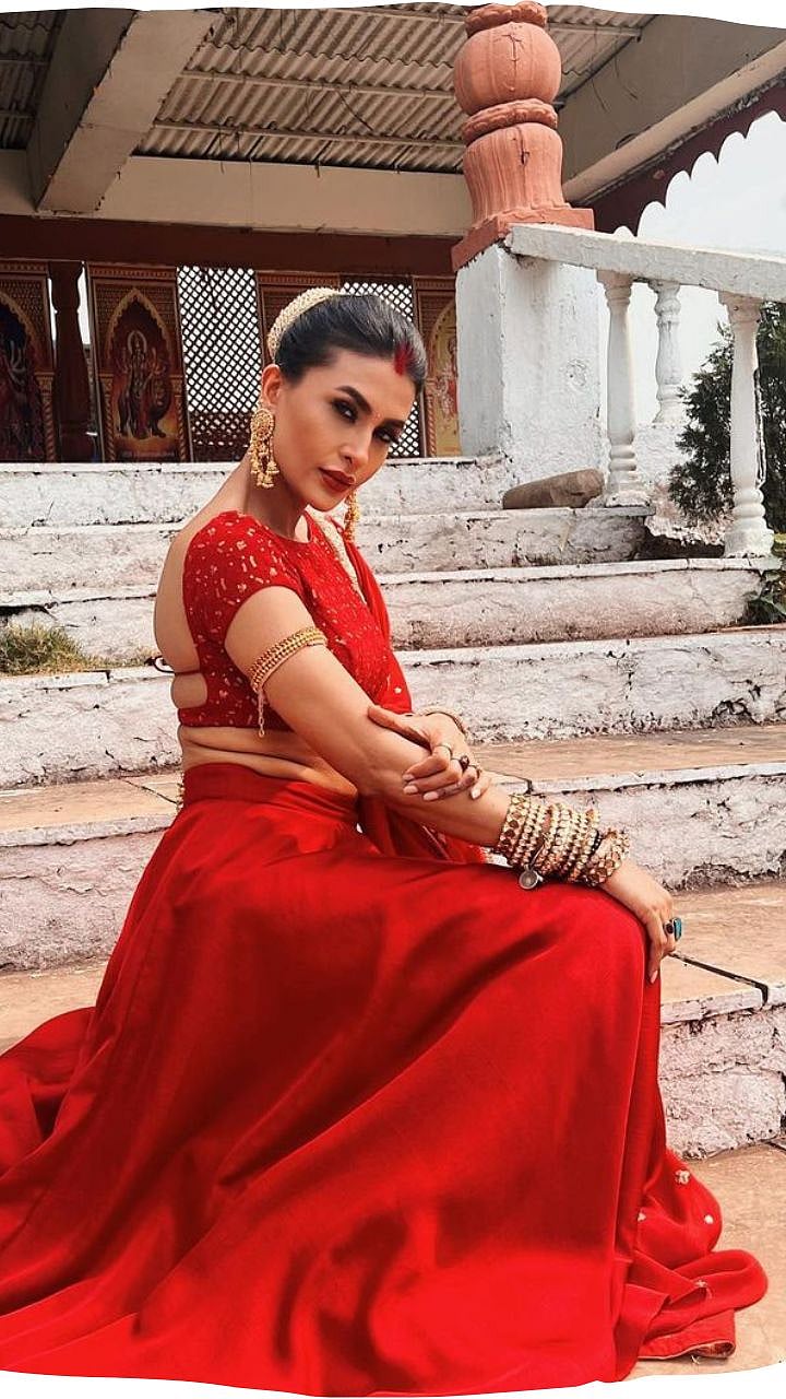 PAVITRAA PUNIYA : लाल साडी, डोळ्यात काजळ अन् स्मीत हसू...; पवित्रचा ...